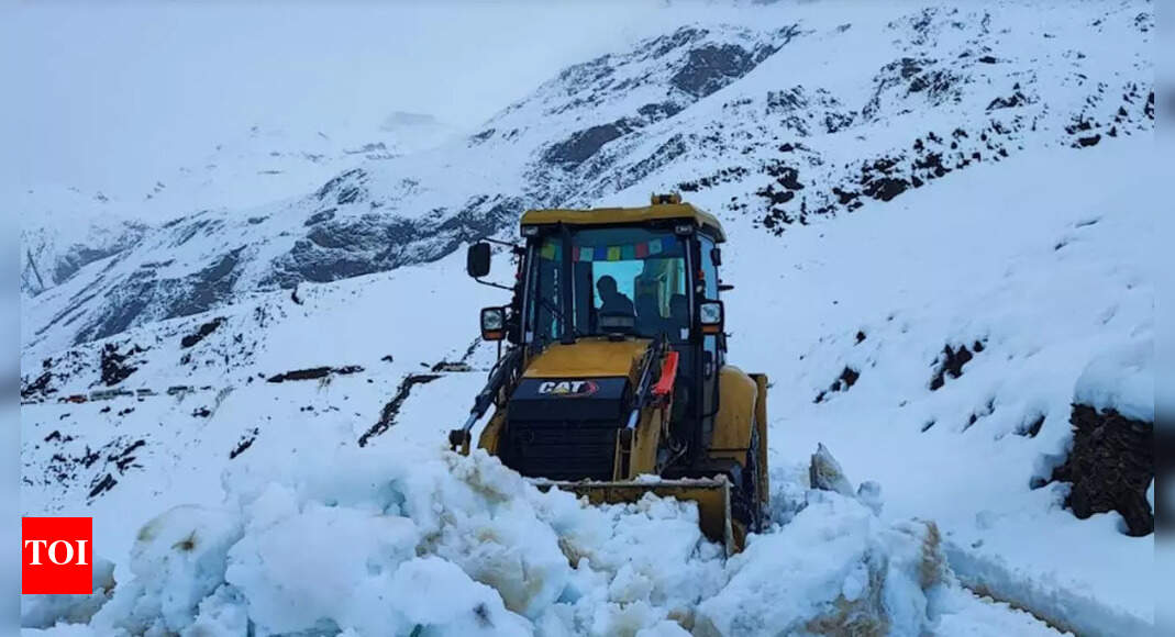 Himachal Pradesh News: Rescue operation under way to evacuate 300 tourists stranded in ...