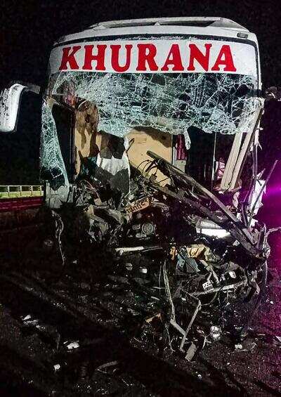 17 passengers injured as private luxury bus rams truck on Samruddhi Expressway | Nagpur News ...