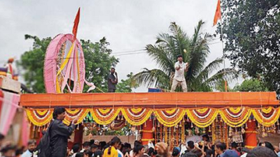This Village Fair Has Devotees Throwing Chicks Over Temple | Hubballi ...