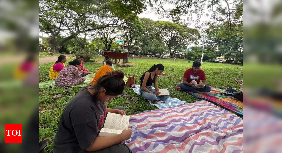 Cubbon Park: Kochi bookworms have fun in the park | Kochi News - Times ...