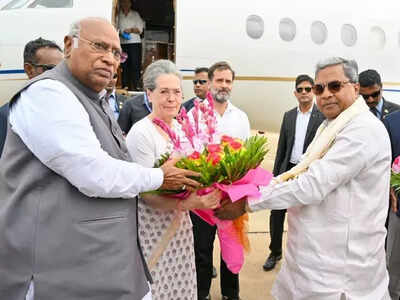 Opposition Meeting Bengaluru: Sonia Gandhi, Mallikarjun Kharge, Rahul Gandhi arrive at Bengaluru ...
