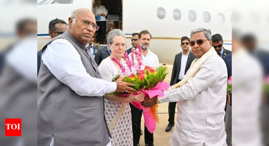 Opposition Meeting Bengaluru: Sonia Gandhi, Mallikarjun Kharge, Rahul ... Opposition Meeting Bengaluru: Sonia Gandhi, Mallikarjun Kharge, Rahul ...