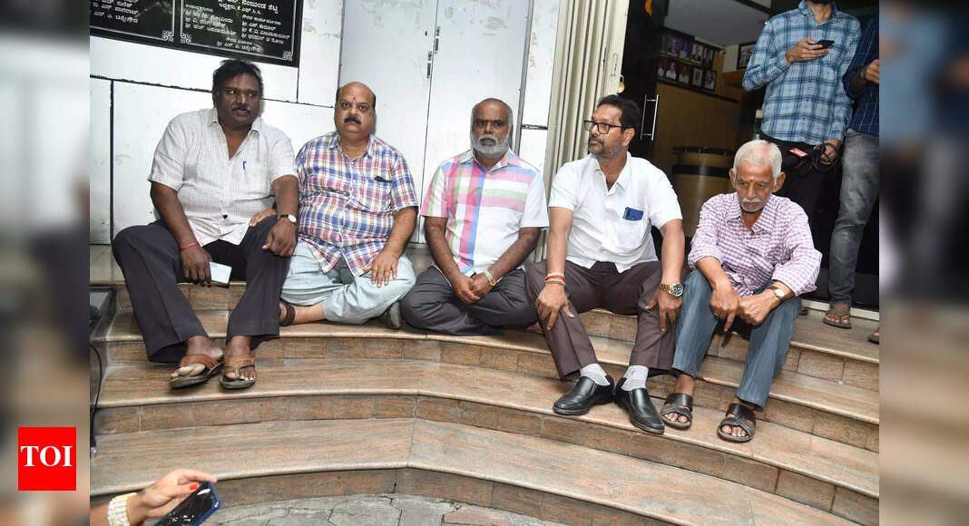 Producer M N Kumar stages protest at KFCC office | Kannada Movie News ...