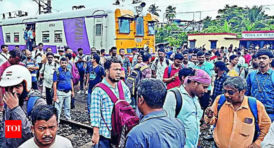 Barrackpore Rail Roko During Morn Peak Hrs | Kolkata News - Times of India