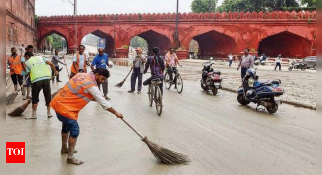Workers have hands full as cleanup starts | Delhi News - Times of India