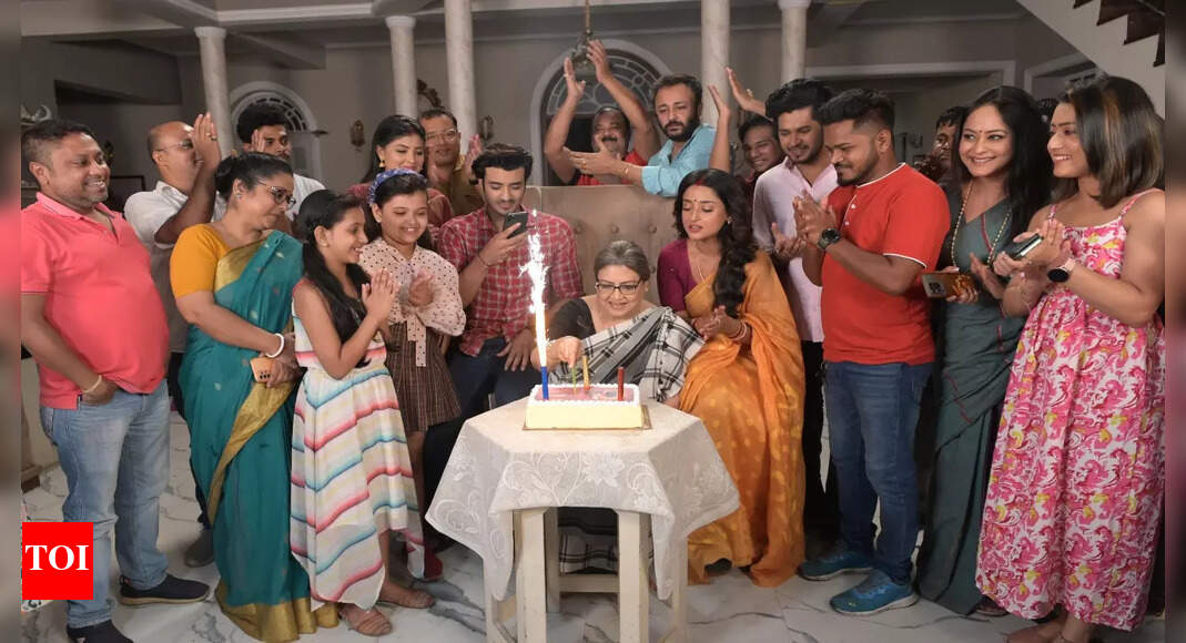 John Bhattacharyya-Debadrita Basu starrer ‘Alor Theekana’ completes 300 ...