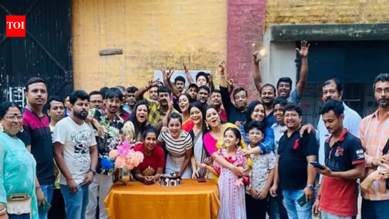 Television show ‘Gouri Elo’ completes 500 episodes; team celebrates