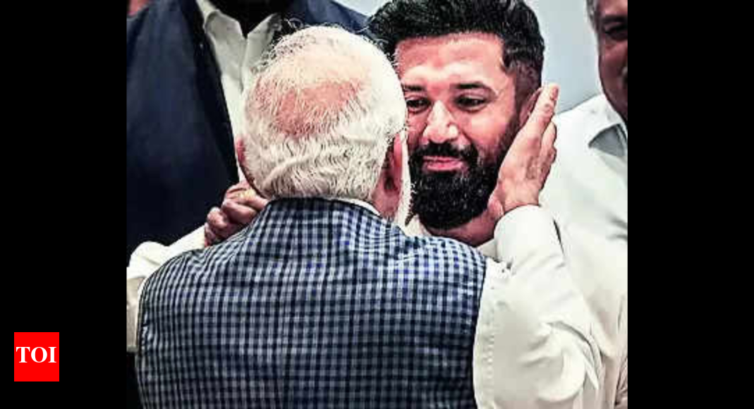 Chirag Paswan gets PM Modi's hug, firm on Hajipur seat | Patna News ...