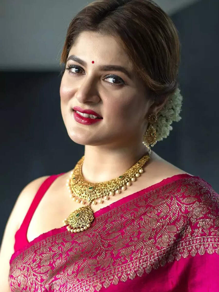Srabanti Chatterjee looks beyond words in sarees | TOIPhotogallery