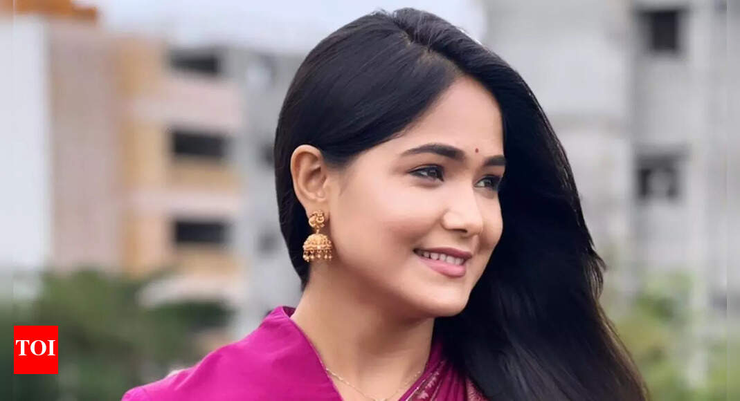 Mokshitha Pai shares a BTS video of her recent shoot in 'Paaru' sets ...