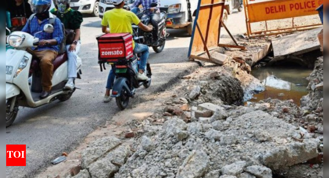 Mess grows on Aurobindo Marg | Delhi News - Times of India
