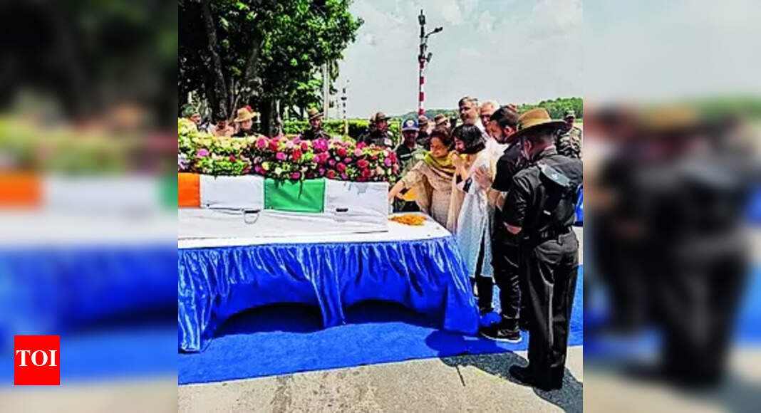 Captain Anshuman Cremated With Full Military Honours | Lucknow News ...
