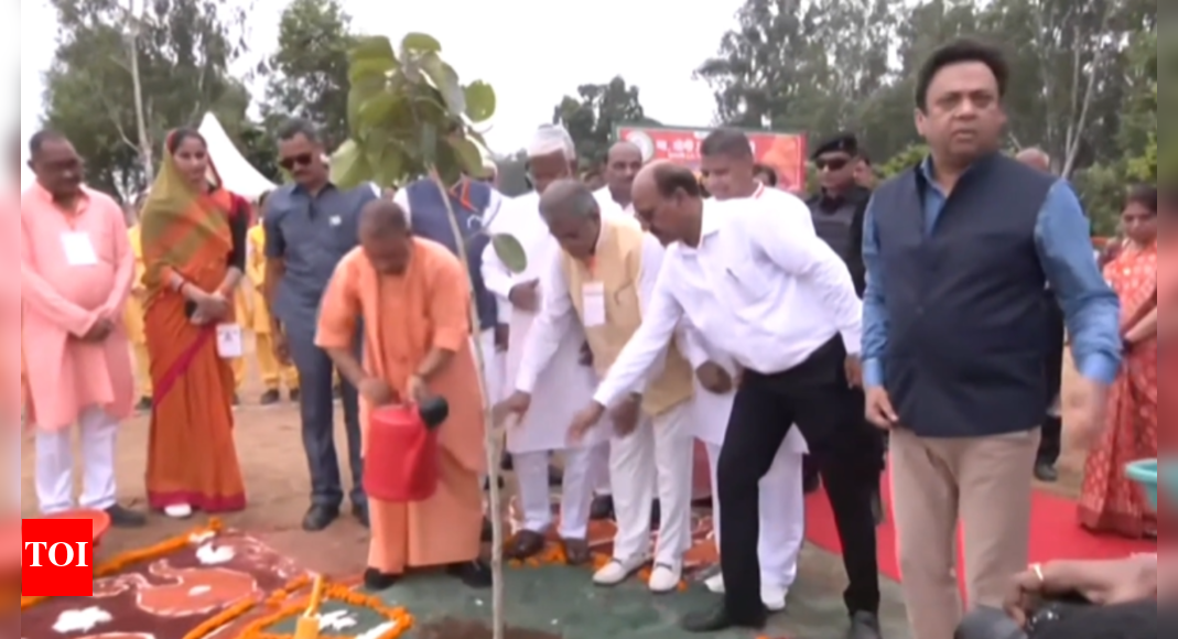 UP CM Yogi Adityanath starts Vriksharopan Jan Abhiyan 2023 | Lucknow ...