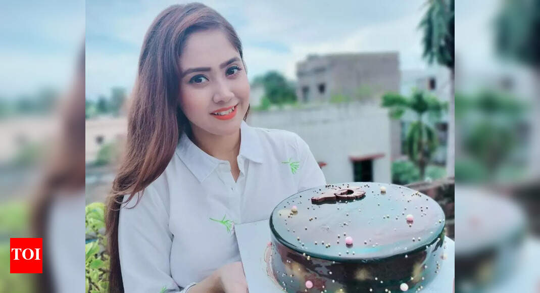 Actress Titly Aich enjoys a cosy birthday celebration at home - Times of India