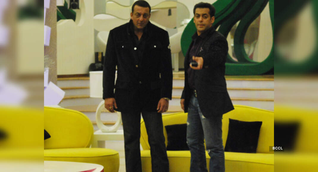 Sanjay Dutt check out the TV to find themselve on screen. The pictures ...