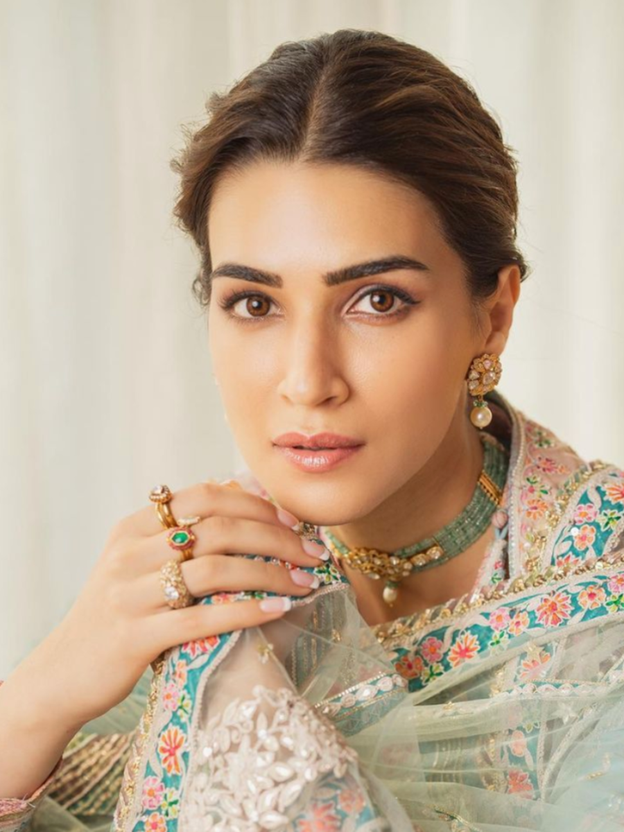 Kriti Sanon's Glam Makeup Looks For Wedding Parties | Zoom TV