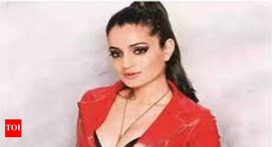 Ameesha Patel Fined 500 Witness Cost | Ranchi News - Times of India