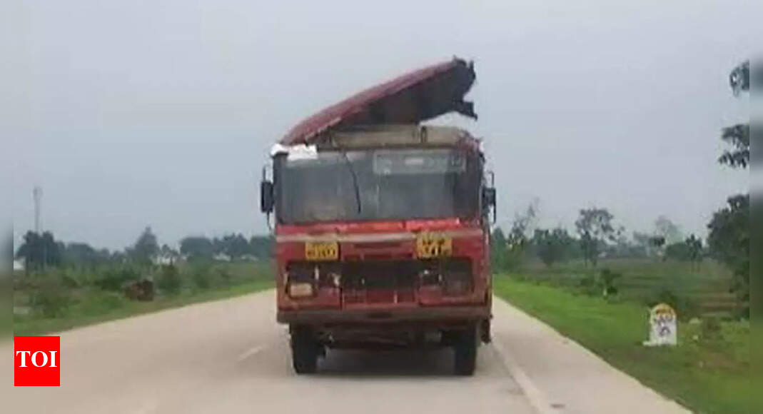Maharashtra News: MSRTC bus runs with broken roof; maintenance engineer ...