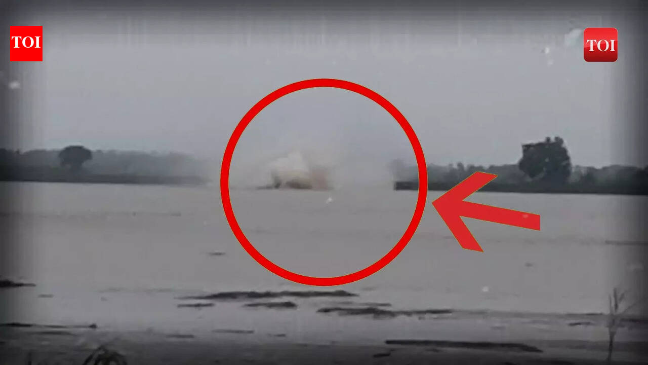 gas pipeline: Indian Oil gas pipeline burst in Yamuna river, video out ...