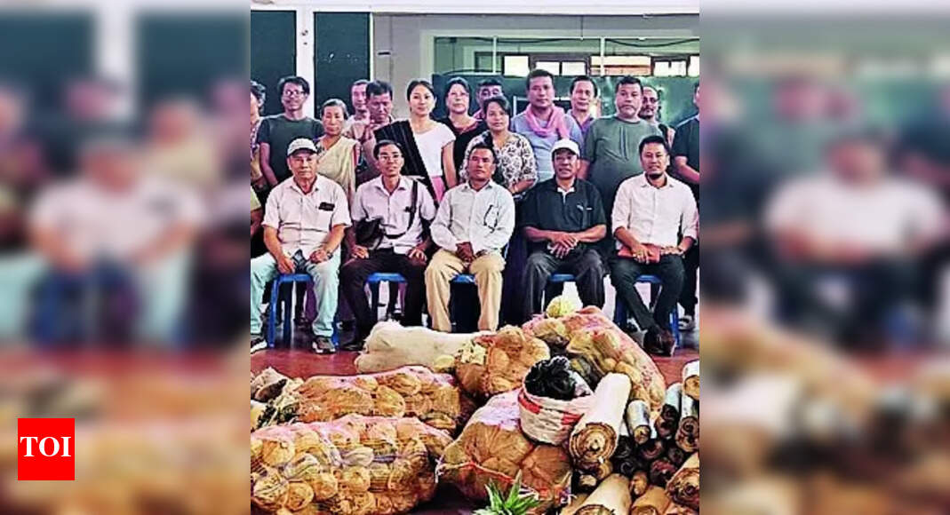 Liangmai Nagas Donate Veggies Grown By Them To 3 Relief Camps | Imphal ...