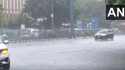 Delhi Rain Today: Heavy to moderate rains lashes parts of Delhi | Delhi News - Times of India