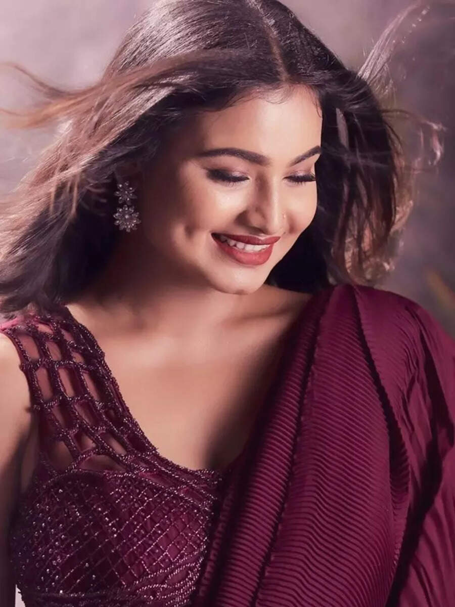 Picture perfect looks of Sandra | Times of India