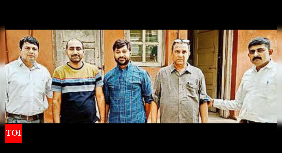 Rto: 2 RTO inspectors, one agent arrested | Ahmedabad News - Times of India