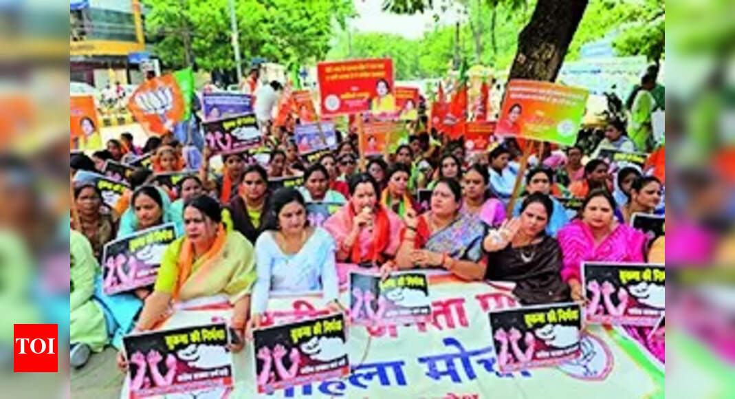 Sneakers: Bjp Women’s Wing Stage Blockade Against Sukma Rape | Raipur ...