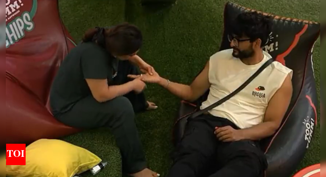 Bigg Boss OTT 2: Bebika Dhurve reads Abhishek Malhan's palm and reveals he would have an ...