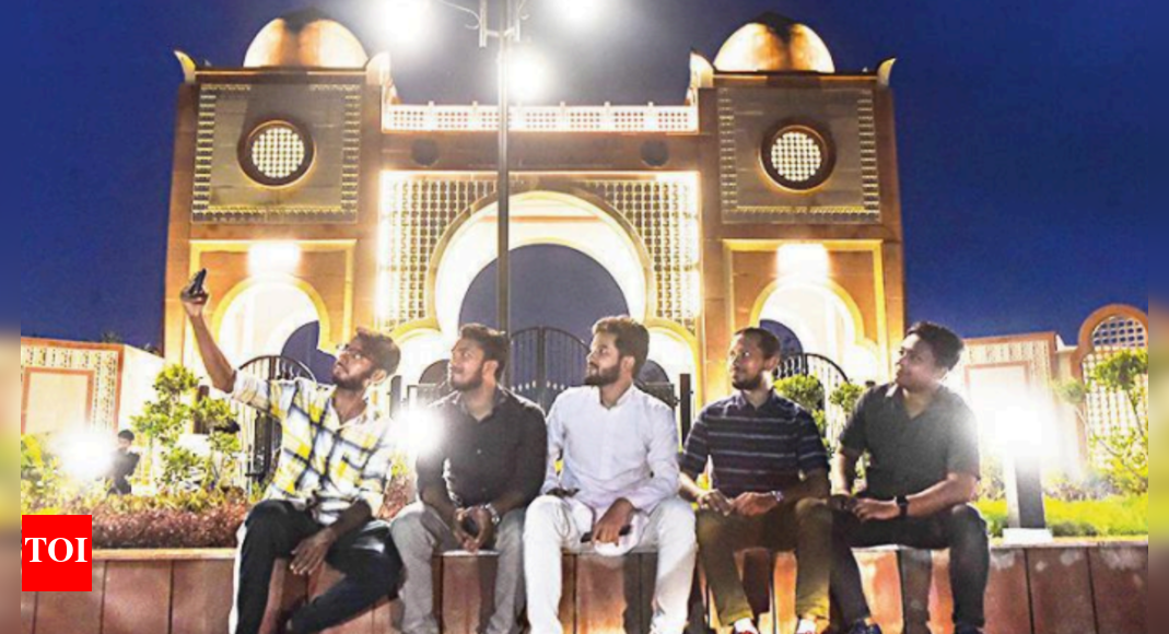 Centenary gate of red standstone at Jamia turns into selfie point ...