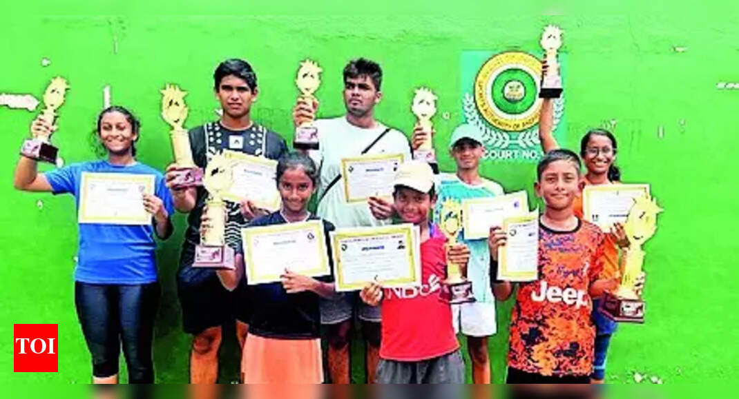 State Carrom: Jayakumar, Ravindra, Karimulla Enter Pqfs | Vijayawada ...