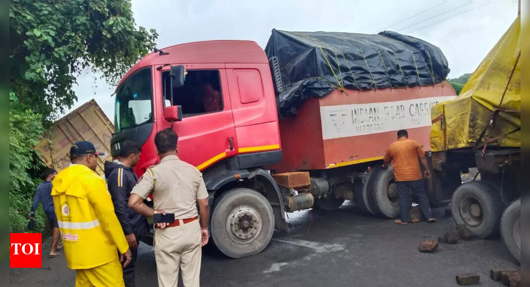 Thane Accident News: Traffic affected on Ghodbunder road after truck ...
