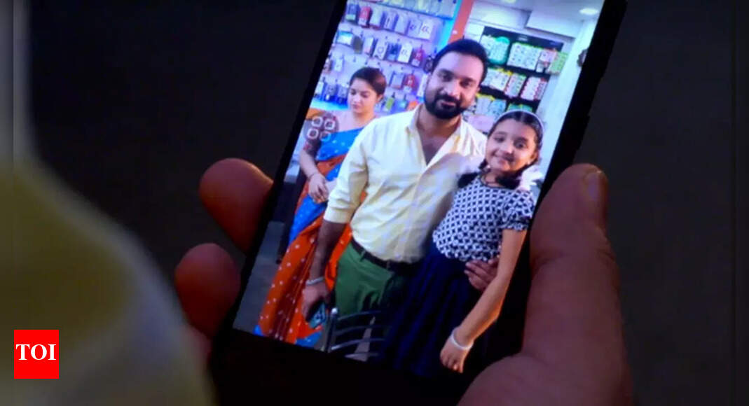 Manimuthu: Manikutty gets her first gift from Krishna - Times of India