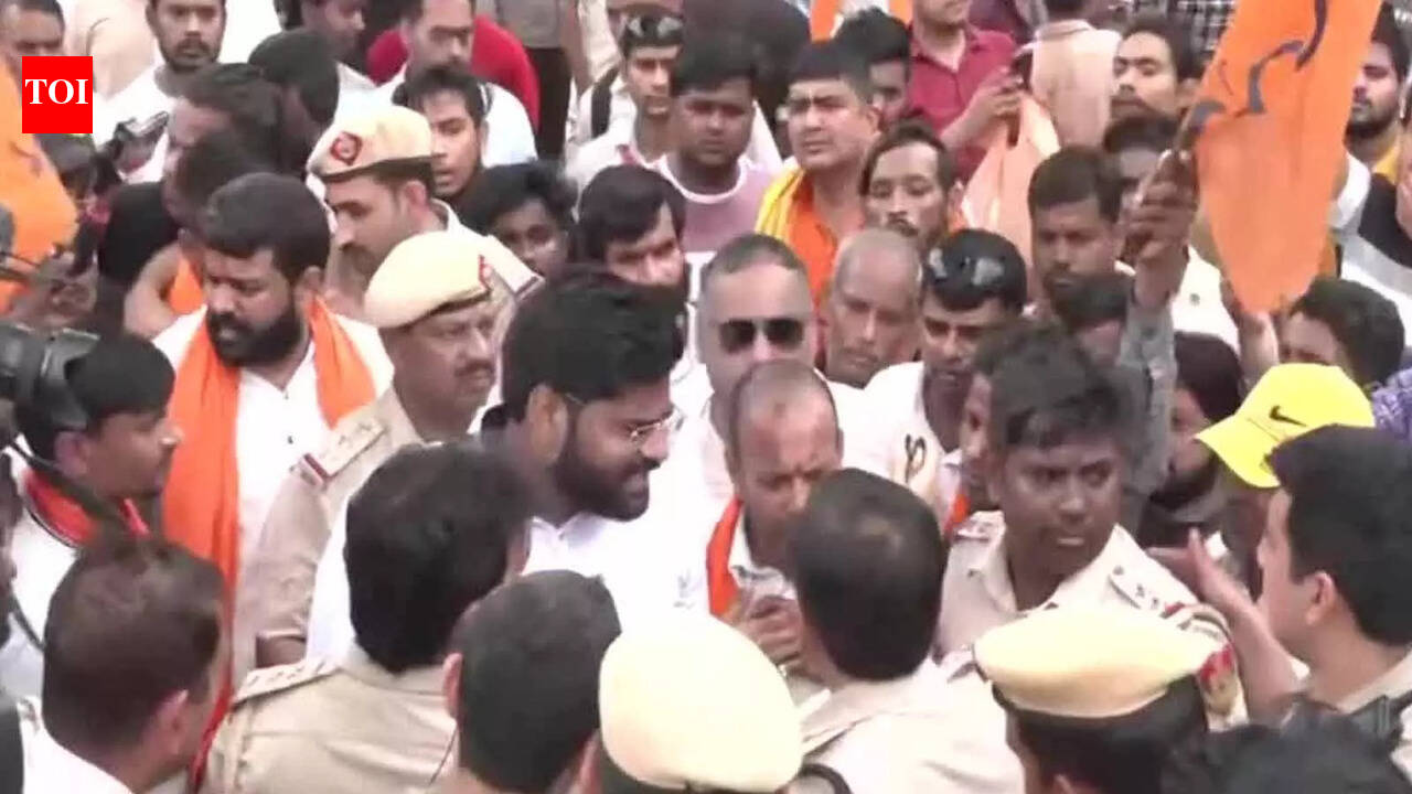 Members of VHP, Bajrang Dal stage protest at Badarpur Border against ...