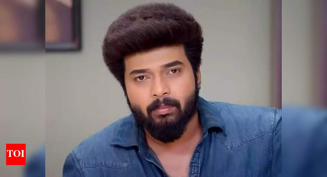 Karthigai Deepam: Karthik saves Deepa from the pilferer - Times of India