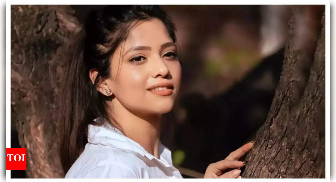 Kinjal Rajpriya congratulates the entire team of ‘Kem Chho’ for the big ...