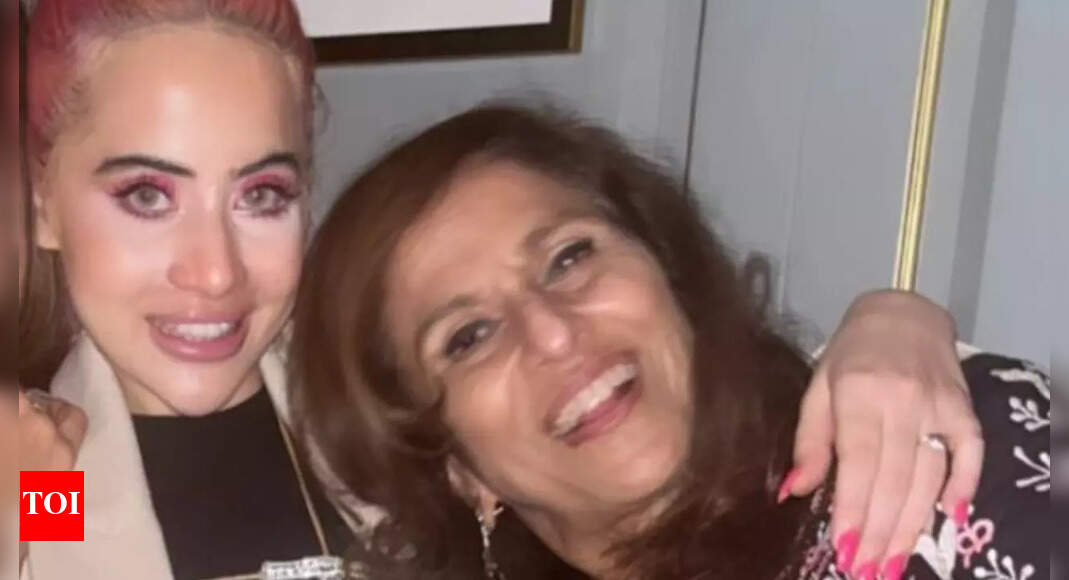 Shobhaa De showers praise on her 'dinner date' Uorfi Javed; calls her ...