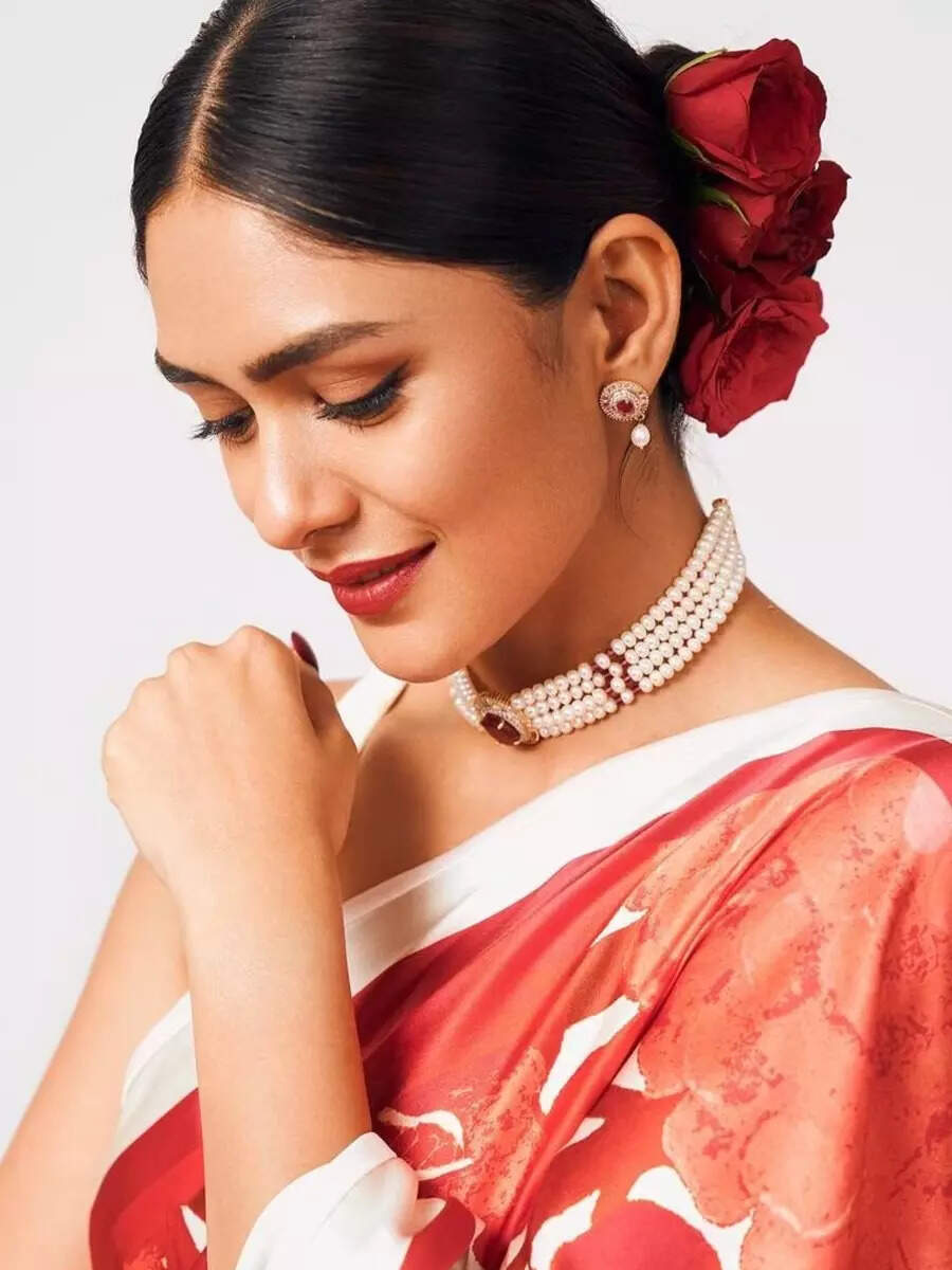Mrunal Thakur's enthralling saree styles to copy | Times of India