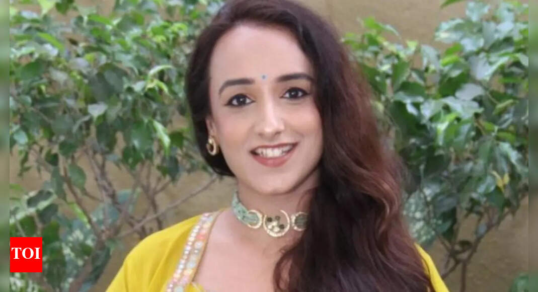 Award-winning singer Himali Vyas Naik drops groovy Gujarati track ...