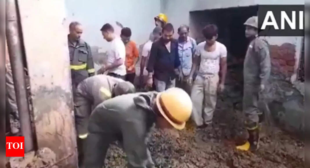 UP Building Collapse: House collapses in Agra, family members feared ...