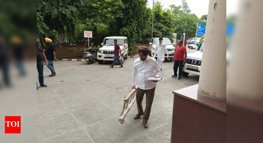 Ex-councillors take ladder, magnifying glass to see draft map of ward ...