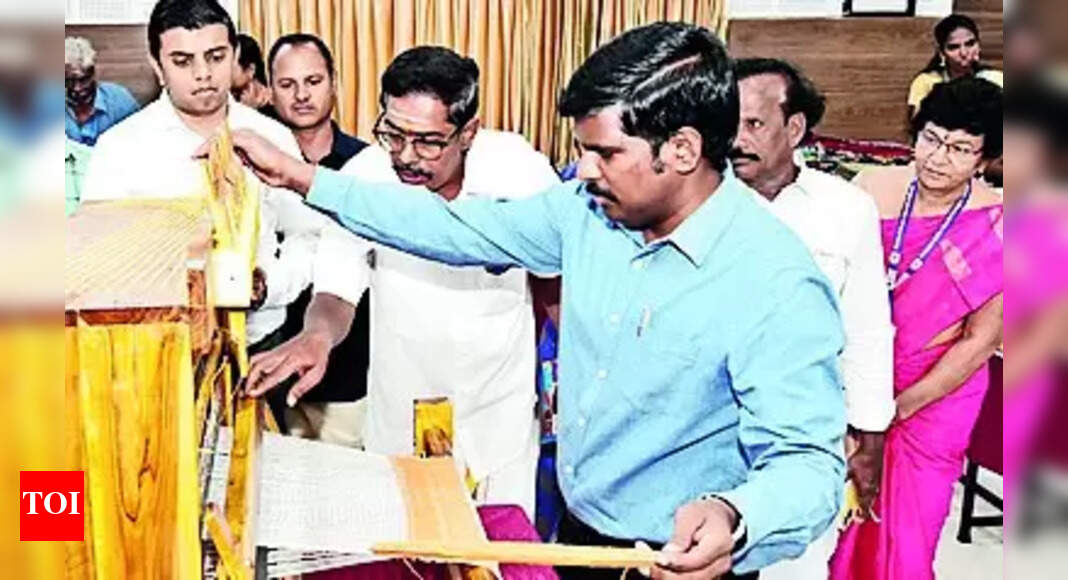 Rockstar Games: 200 Handloom Weavers To Get Mudra Loans In Trichy ...