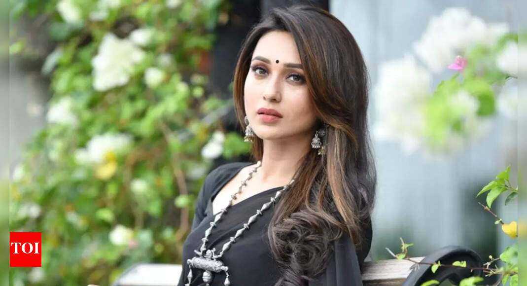 Actress-politician Mimi Chakraborty to make OTT debut in a Tota Roy ...