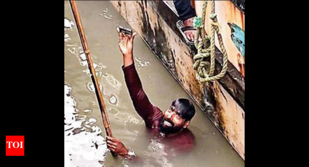 Malpe: Swimmer dives into Malpe waters in Karnataka to retrieve iPhone ...