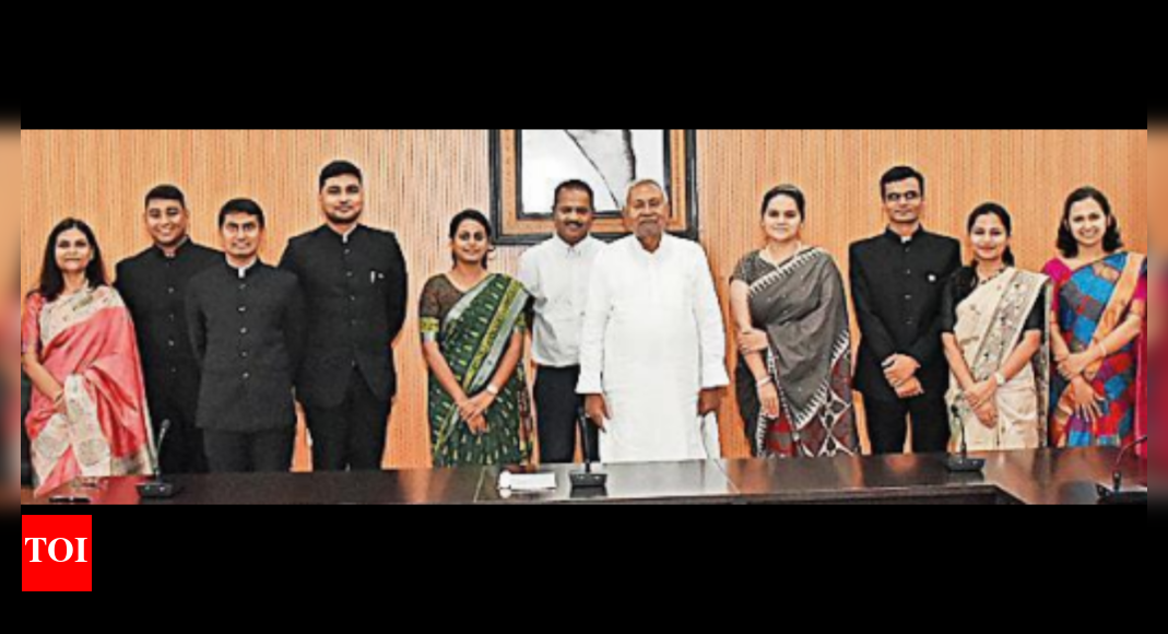 Ias: 10 IAS officers of 2021 batch meet CM | Patna News - Times of India