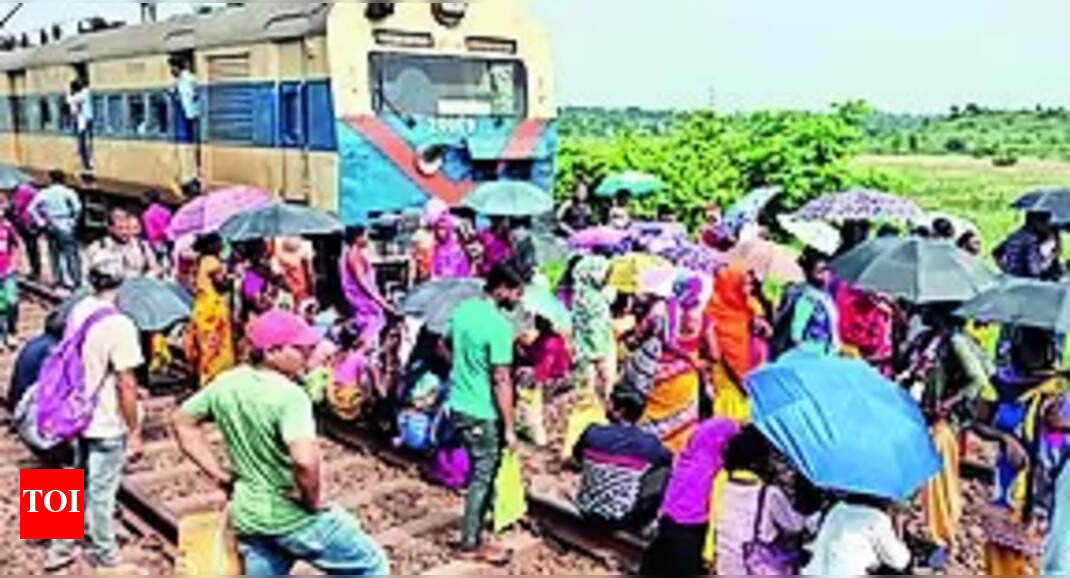 Train: Passengers Get Off Train As It Stops, Protest Delays | Ranchi ...