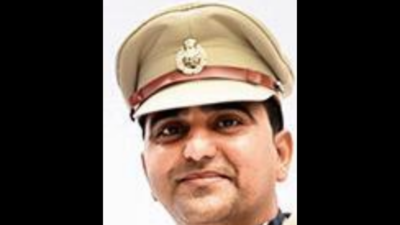 4 police officers get home minister's medal for probe in riot, murder ...