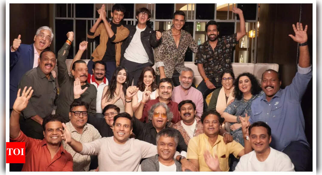 Akshay Kumar celebrates the success of 'OMG 2' with Pankaj Tripathi ...