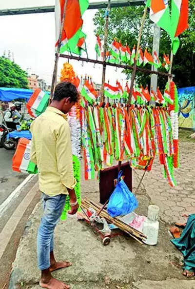 Poverty: Seeking ‘azadi’ From Poverty, They Sell Tricolours On Roadside ...