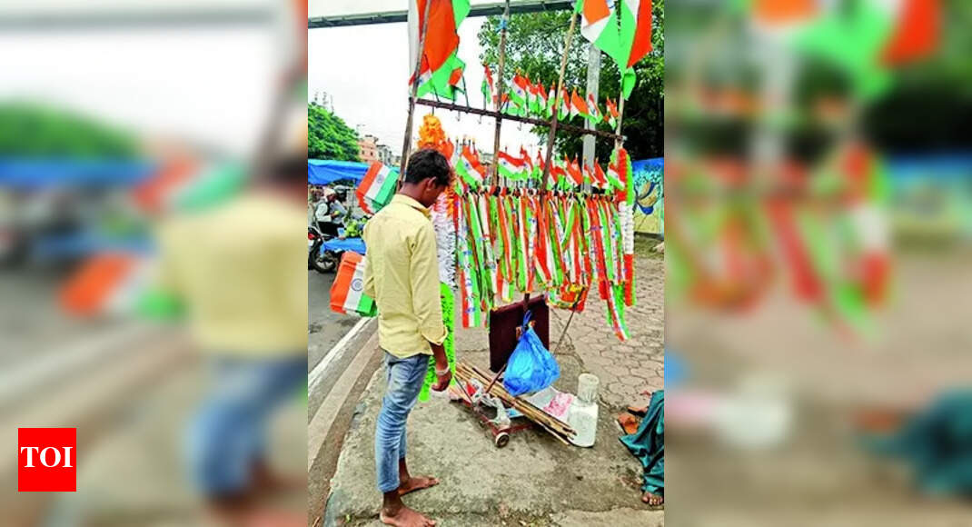 Poverty: Seeking ‘azadi’ From Poverty, They Sell Tricolours On Roadside ...